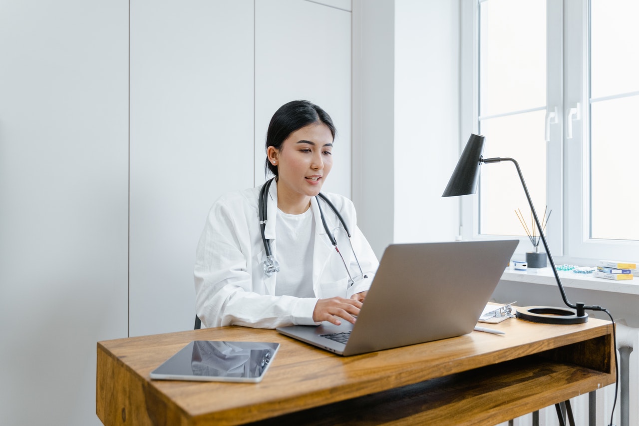 What is Telehealth and How Can Clinics Set it Up? | Livestorm