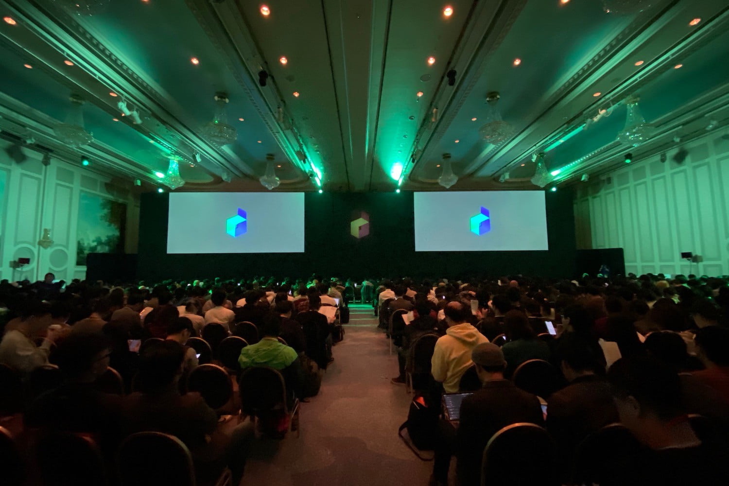 What is a Hybrid Event? (with Examples, Tools & Best Practices)